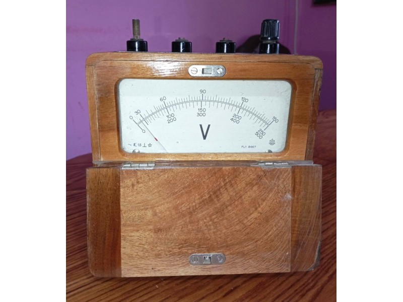 VOLTMETAR iz 50 ih, u drvenoj kutiji