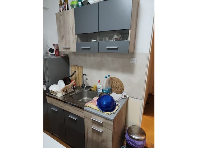 Polovna kuhinja sa sudoperom i slavinom