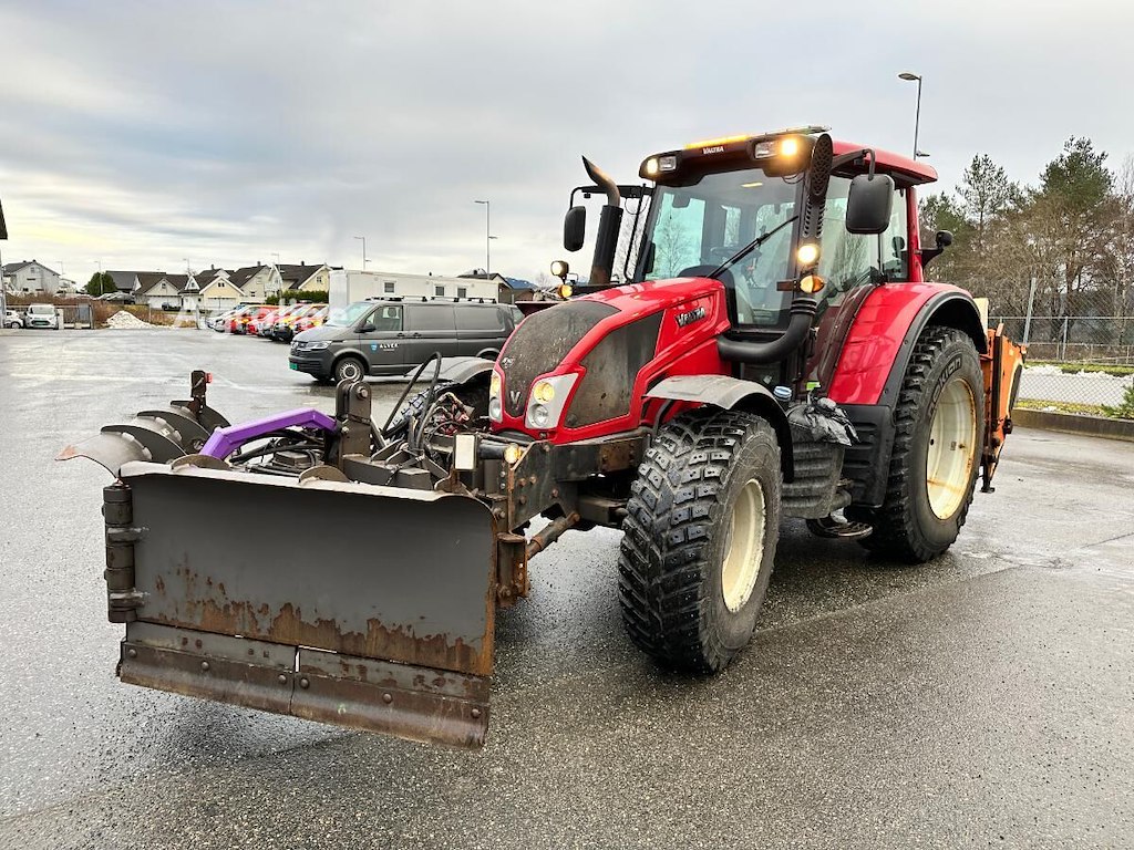Prodaje se Valtra N143 Direct (50 km/t) med snøskjær, strøer og kantklipper m/aggr traktor točkaš na aukciji