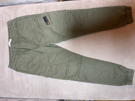 Pantalone Zara sa dzepovima 38