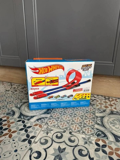 Hot wheels staza i 2 autića - novo
