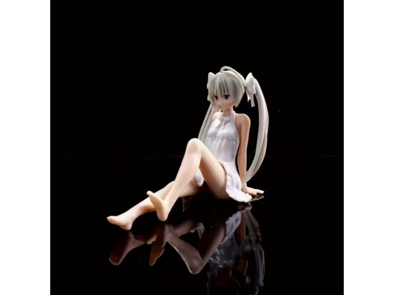Anime figurica visine oko 7cm. i duzine 10 cm. Bela