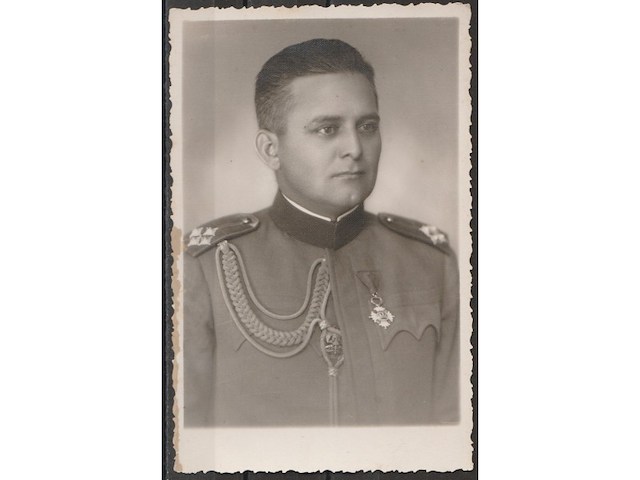 Oficir sa medaljom