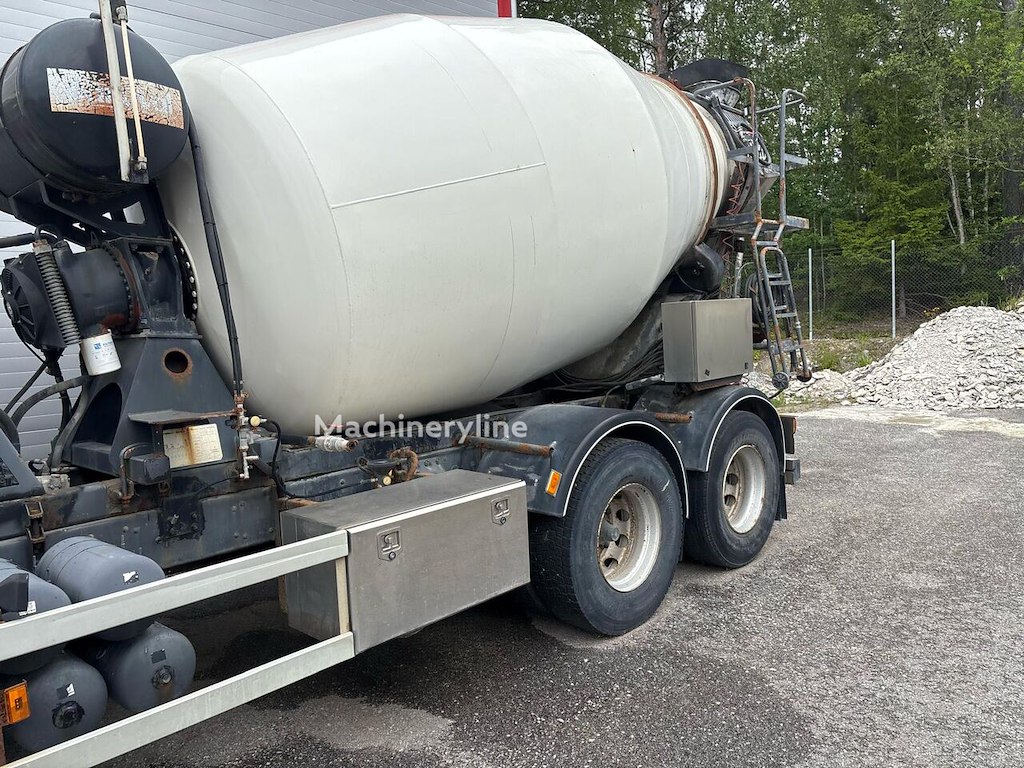 Scania P420 kamion s mešalicom za beton