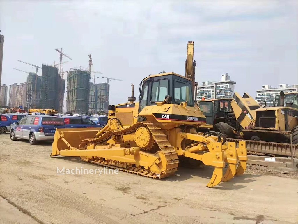 Caterpillar D6M buldožer