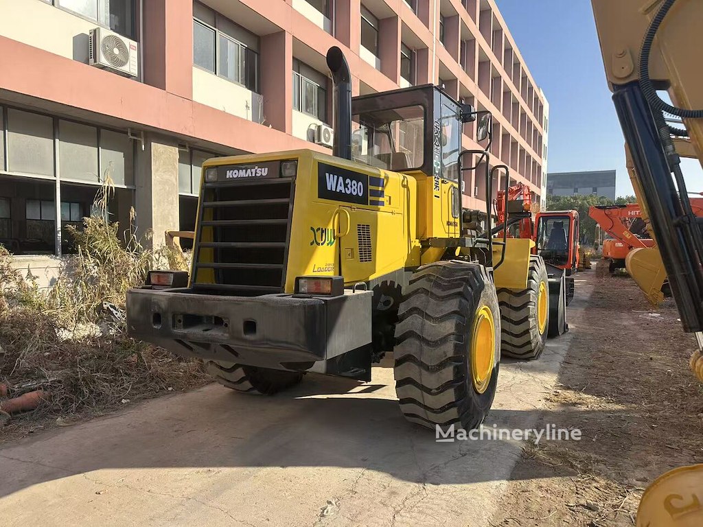 Komatsu WA320 prednji utovarivač