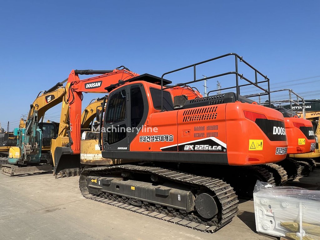 Doosan DX225 bager guseničar