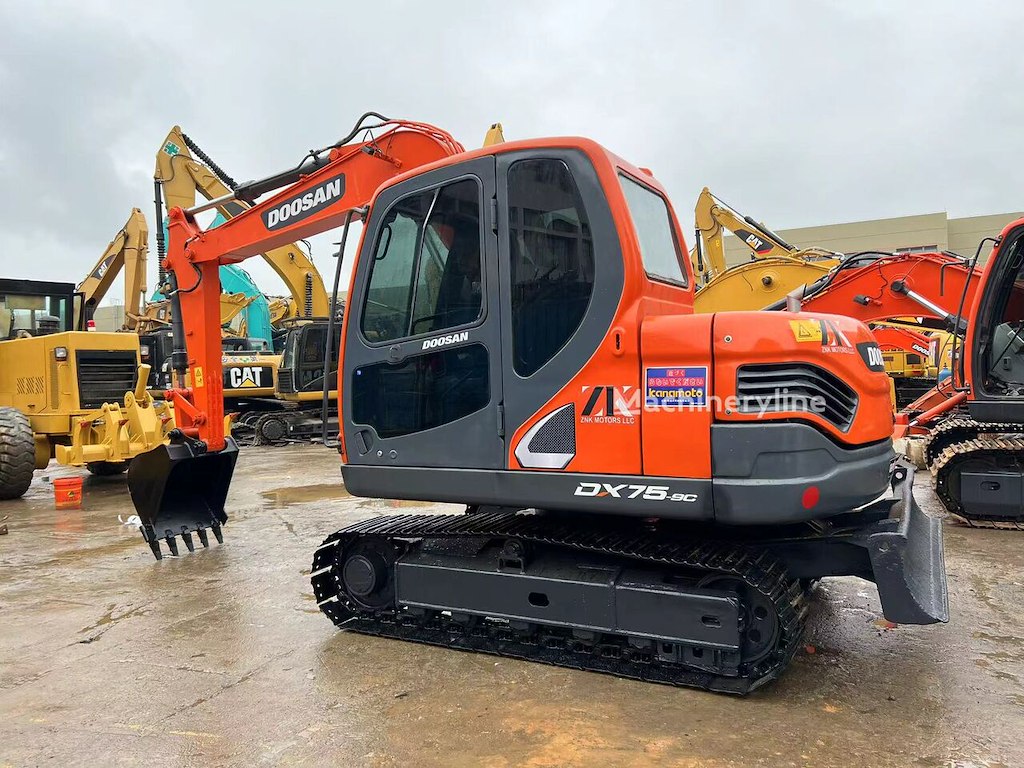 Doosan DX75 bager guseničar