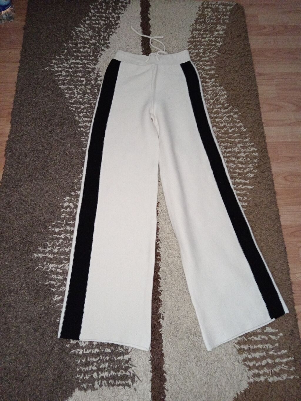 Ženska odeća – set artikala 1) Pletene pantalone u krem boji sa crnim