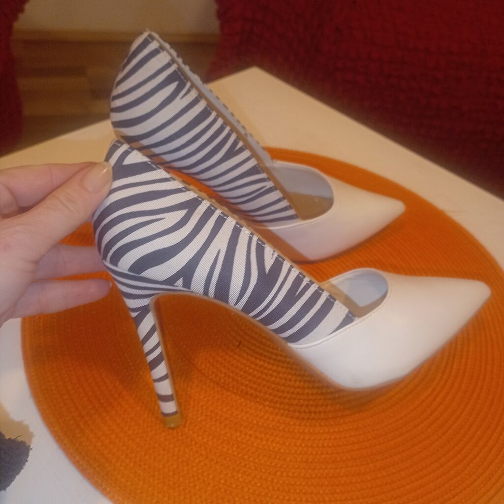 Ženske salonke sa visokom štiklom i zebraste detalje. - Model