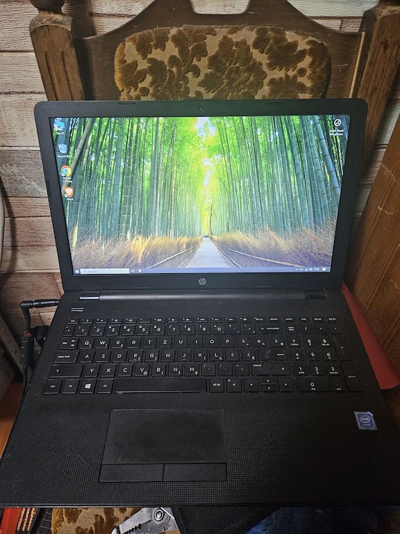 HP 15 odlican i ocuvan laptop sarke malo labave ali drzi i nesmeta pri