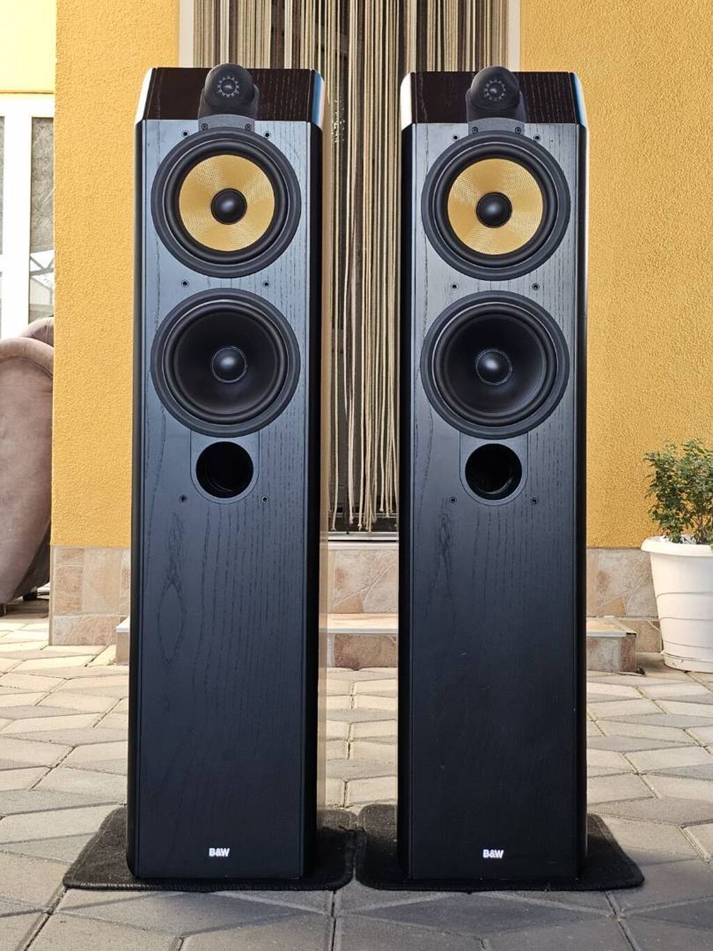 Bowers & Wilkins (B&W) podnostojeće Hi‑Fi zvučničke kutije –