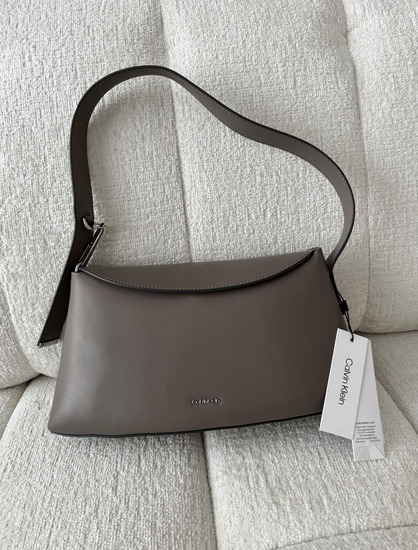 Calvin Klein torba, sa etiketom