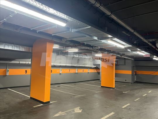 Parking mesto u luksuznoj zgradi kod Hrama