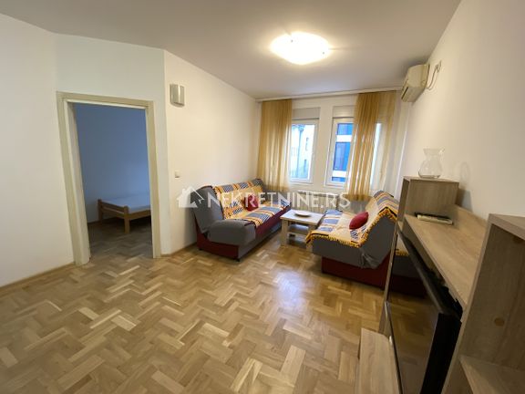 Izdajemo dvoiposoban stan, Juzni Bulevar, 60m²