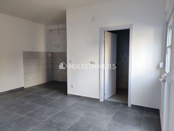Garsonjera novogradnja 26+25m2 dvorište