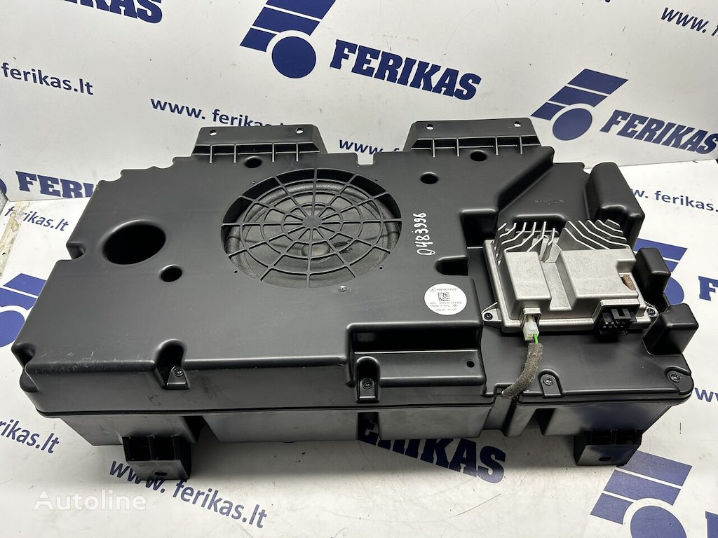 Subwoofer, speaker 24V A0018207502 drugi rezervni deo kabine za Mercedes-Benz tegljača