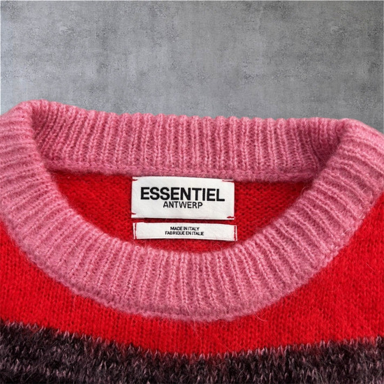 **ESSENTIEL ANTWERP**nov dzemper 240€