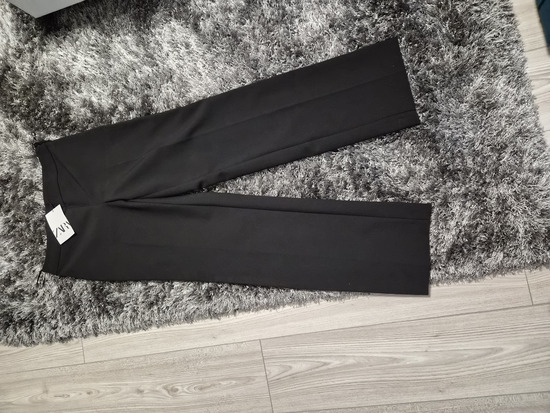 Nove Zara pantalone sa etiketom