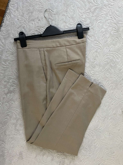 Zara poslovne pantalone snizene 1300