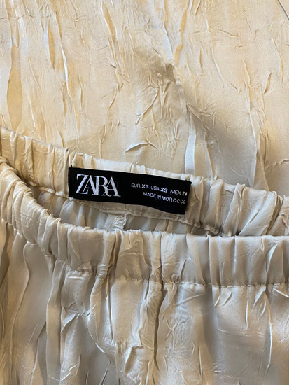 zara pantalone kao nove