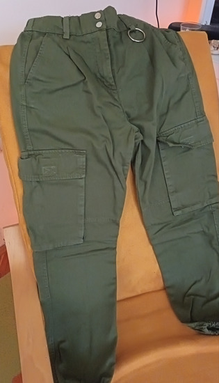 Bershka maslinaste pantalone 36