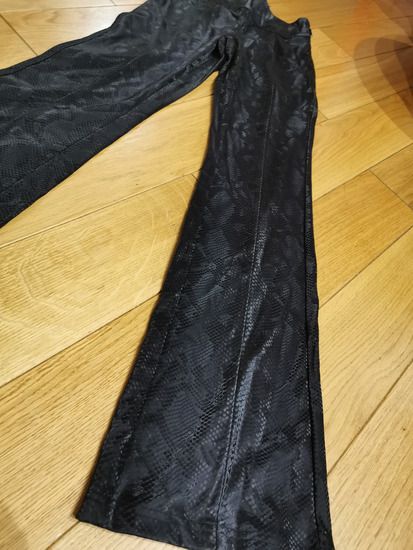 STRADIVARIUS KOZNE PANTALONE /XS