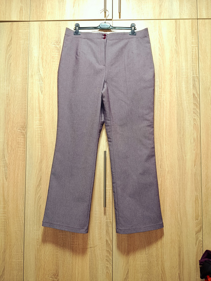 Pantalone neobicne boje
