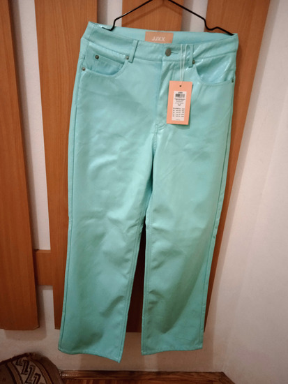 Prelepe nove Mint lakovane pantalone