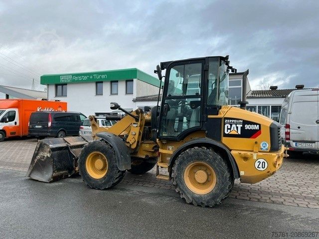 Utovarivač na točkovima
CATERPILLAR 908M