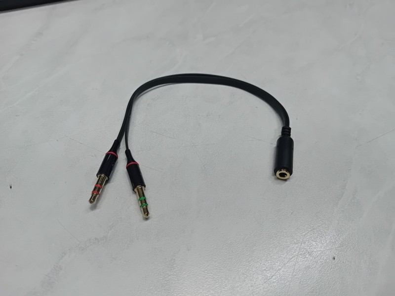 Kabl za razdvajanje audio signala za slušalice i mikrof