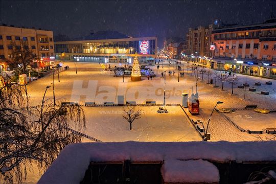 Kancelarija sa terasom i pogledom na gradski trg