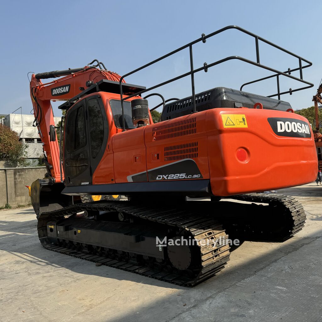 Doosan DX225 bager guseničar
