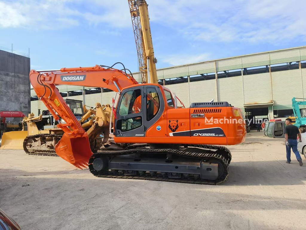 Doosan DX225 bager guseničar