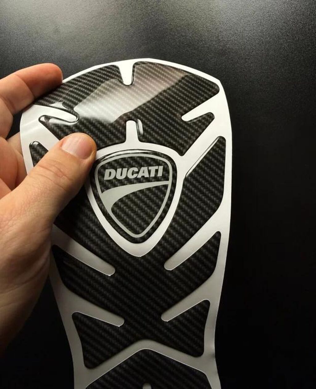 Ducati carbon tank pad - stitnik rezervoara - 878    opis: ducati tank