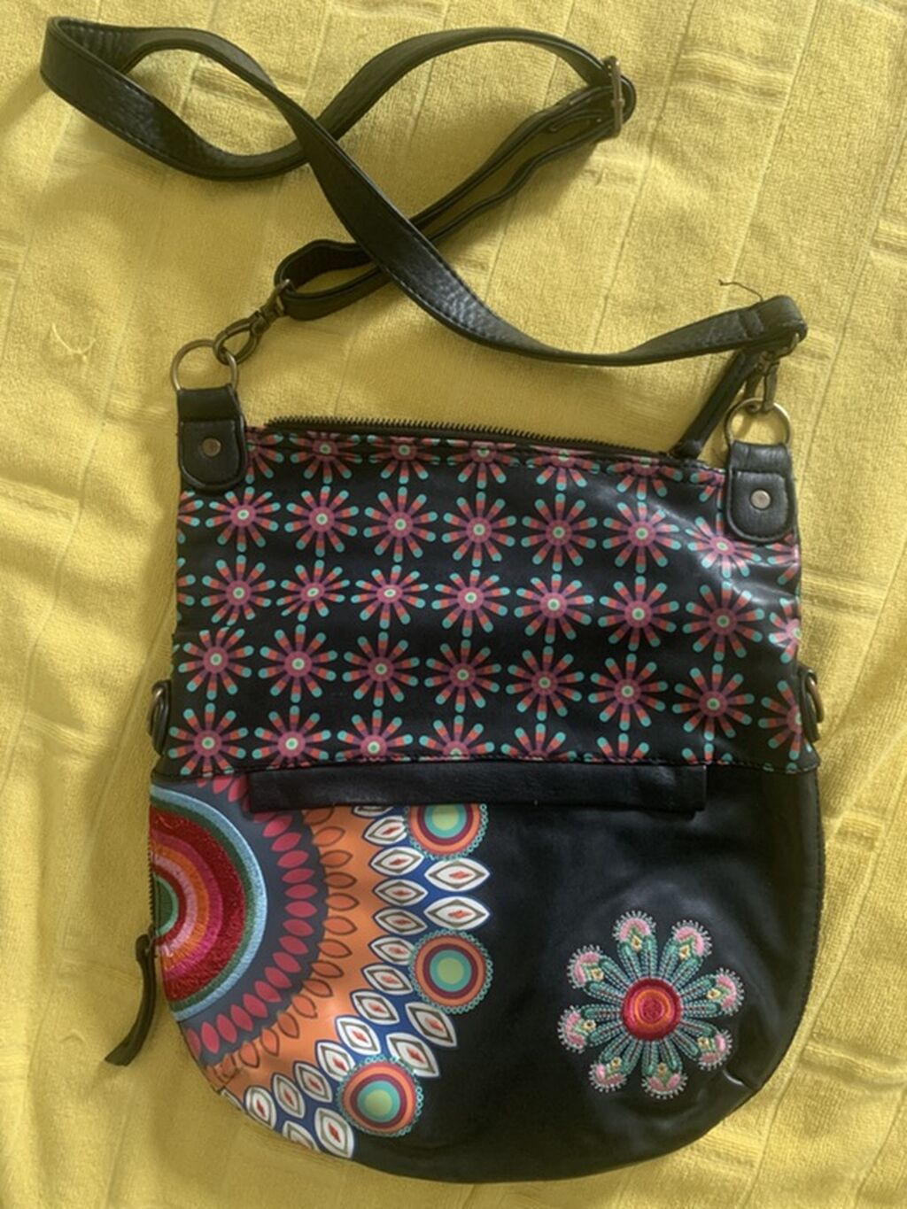 Torba preko ramena sa šarenim etno/mandala motivima Desigual -