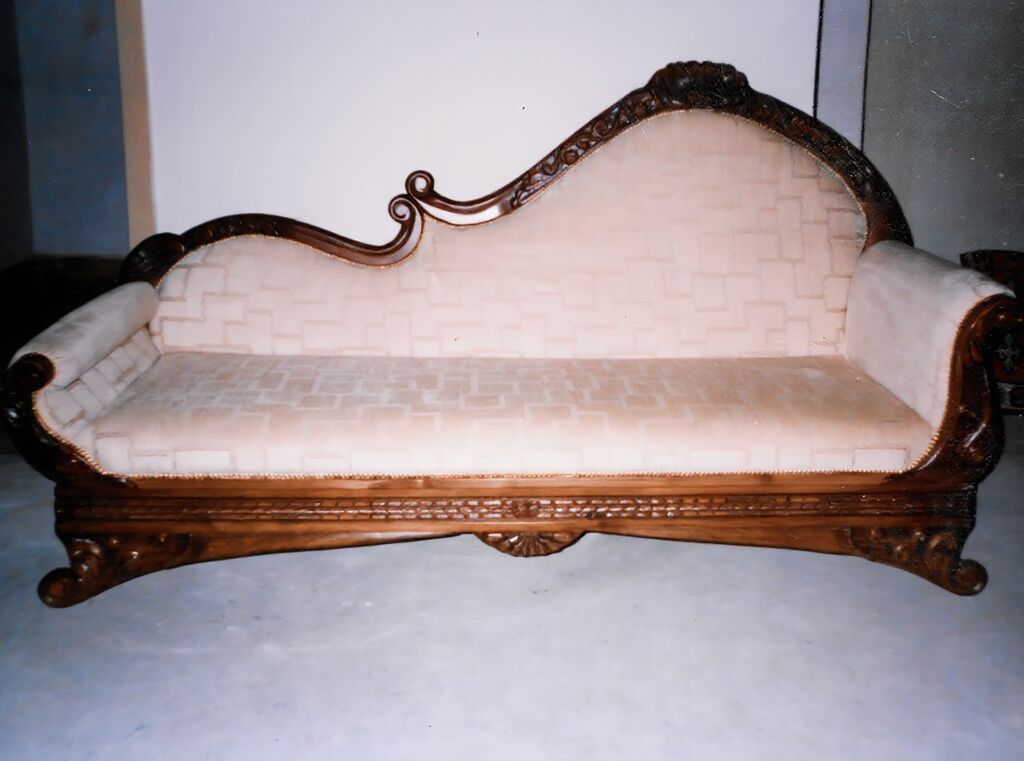 Stilska sofa,rekamije,puno drvo.Novo