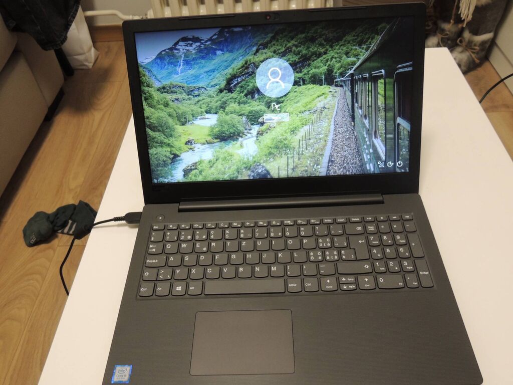 Lenovo V130-15IKB/ i5-8250U/8gb ddr4/500gb/15.6/HD punjac orginal