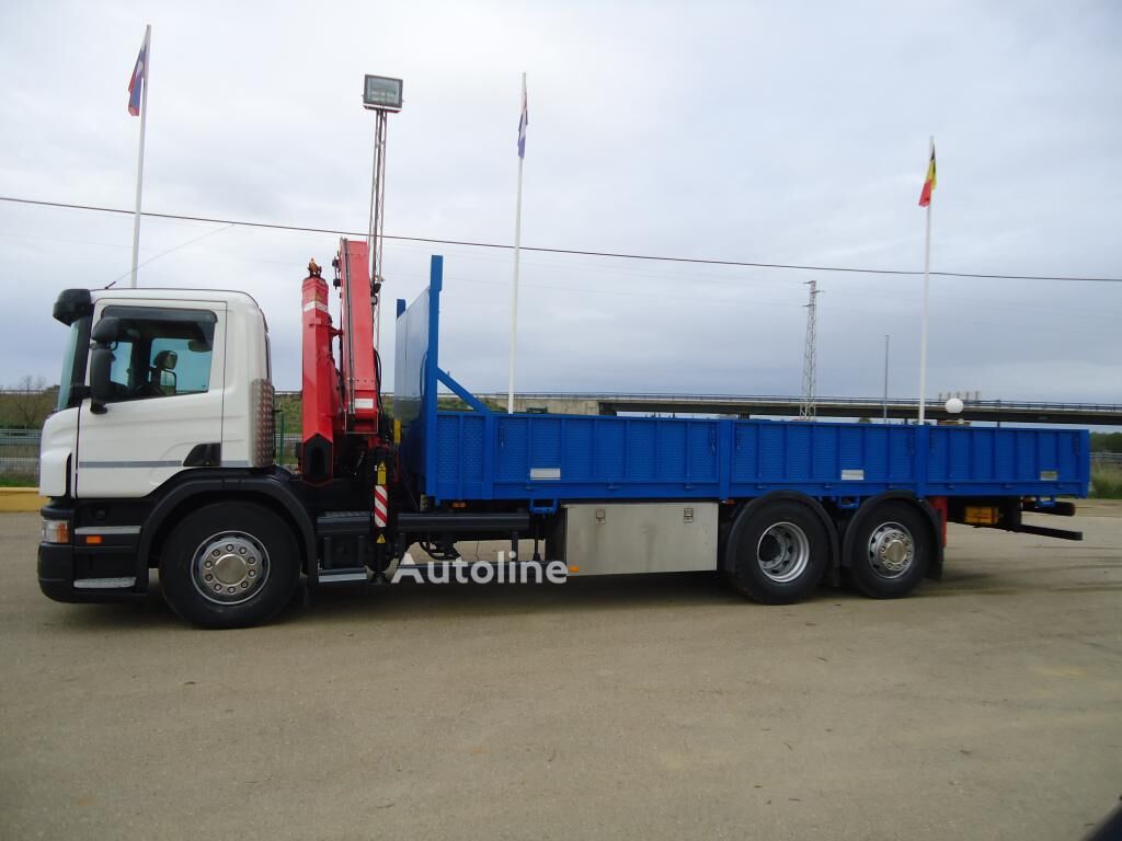 Scania P 360 kamion s ravnom platformom