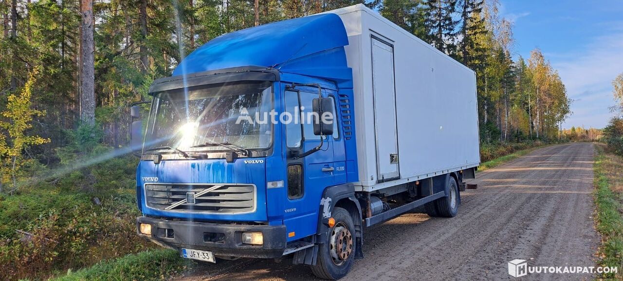 Prodaje se Volvo FL 220, 2000 box-bodied truck, Kruunupyy 0.1 L, Diesel, 440,091 kamion furgon na aukciji