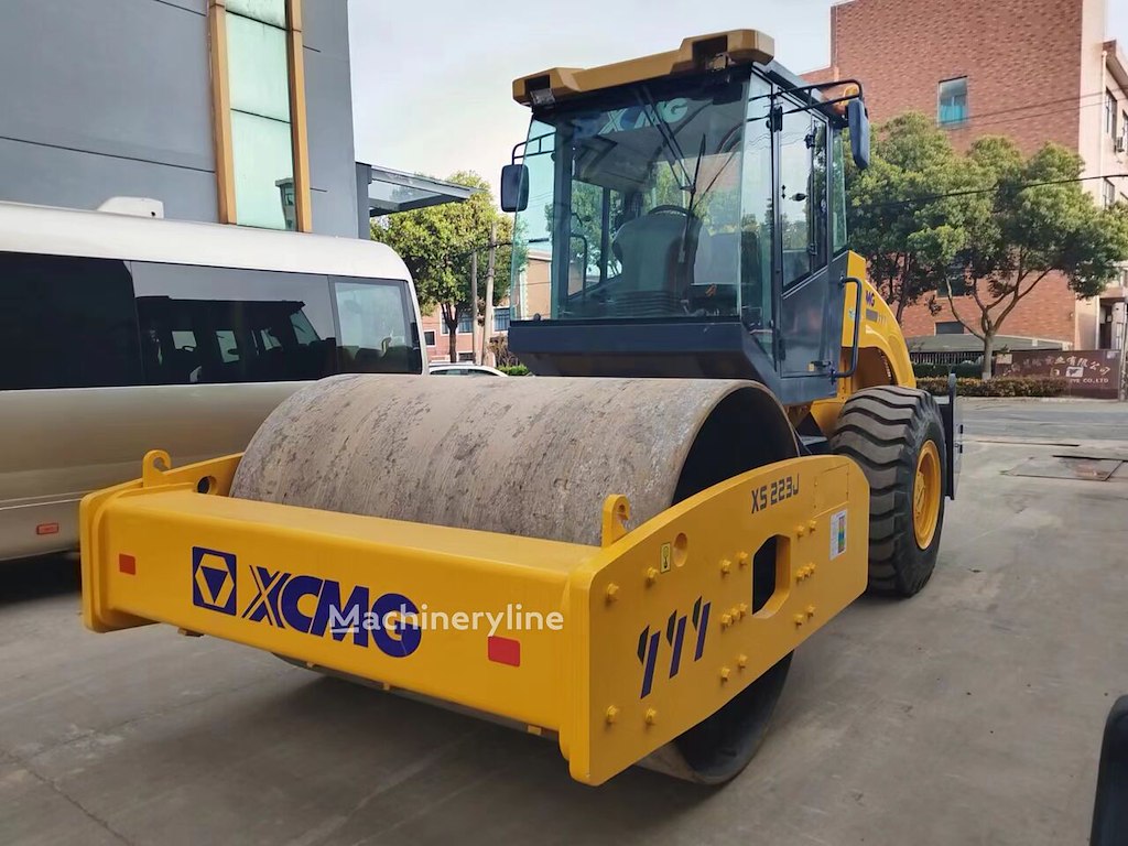 XCMG XS 223J kompaktor s jednim valjkom