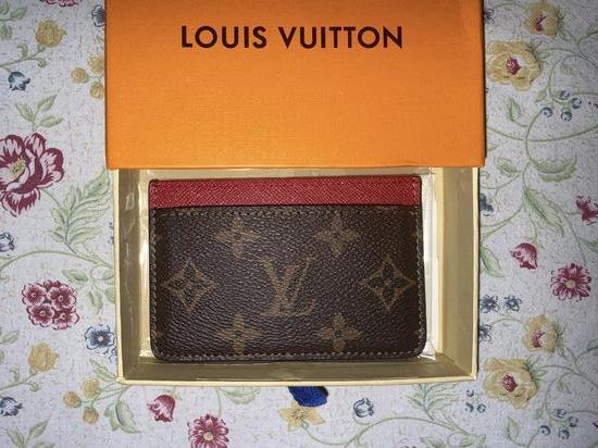 LV cardholder