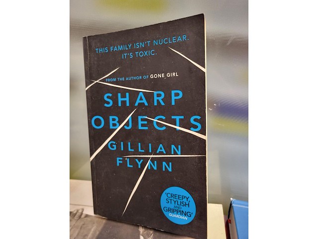 Gillian Flynn SHARP OBJECTS