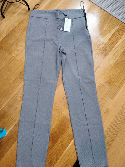 Cameleon pantalone sa etiketom