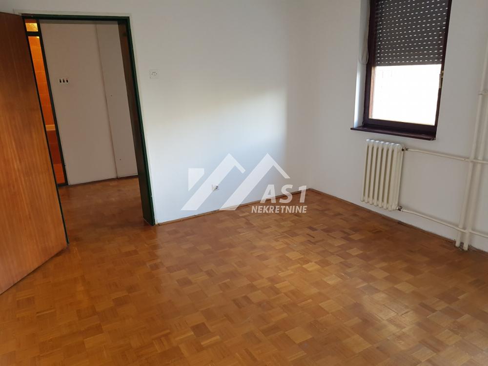 Trosoban u Rumenačkoj , velika kvadratura mali računi ID#5138
500 €