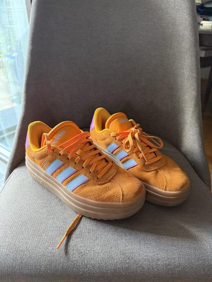 AKCIJA 3300 Adidas court bold 39