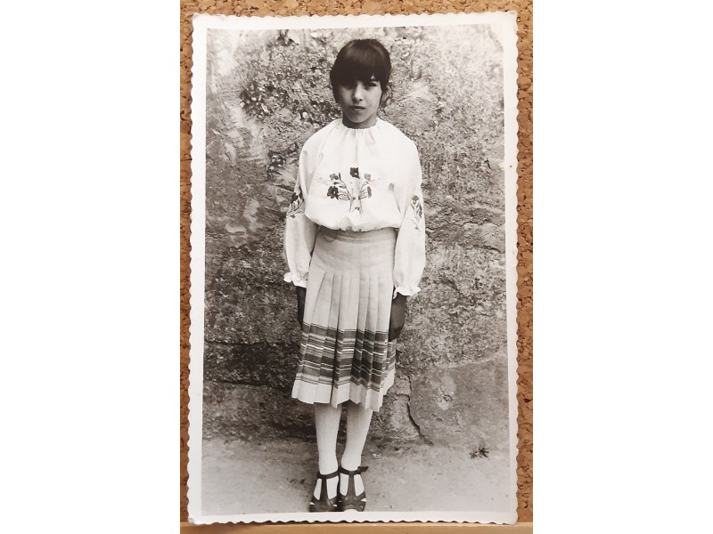 Vintage fotografija devojčica u narodnjoj nošnji