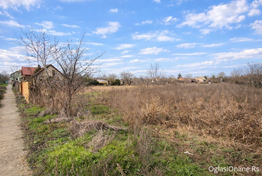 Plac na ulazu u Ravno selo-idealan za kucu