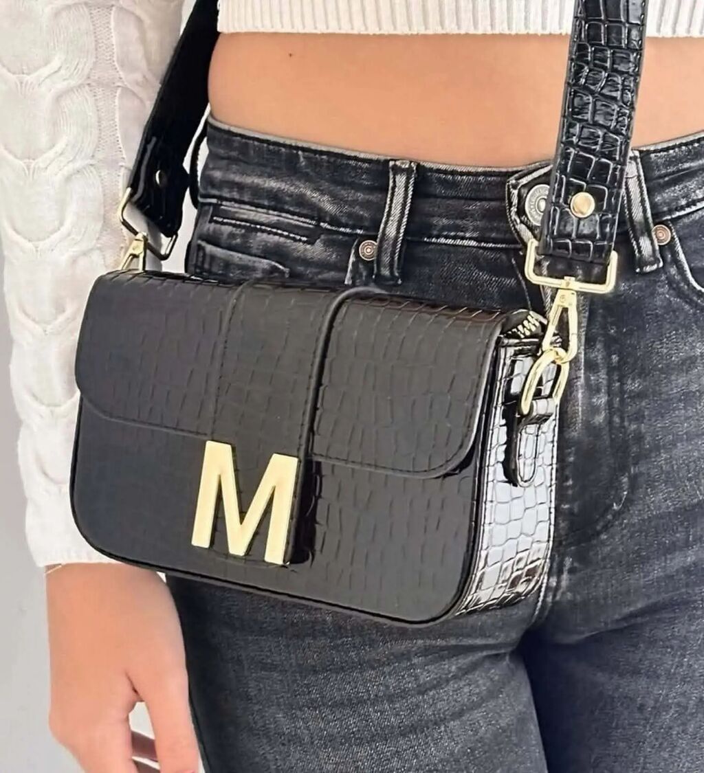 Ženska crossbody torba sa slovom „M” - Model: kompaktna torbica sa