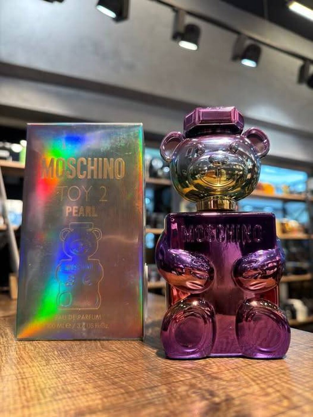 Ovo je Moschino Toy 2 Pearl Eau De Parfum. Uniseks cvetni voćni miris